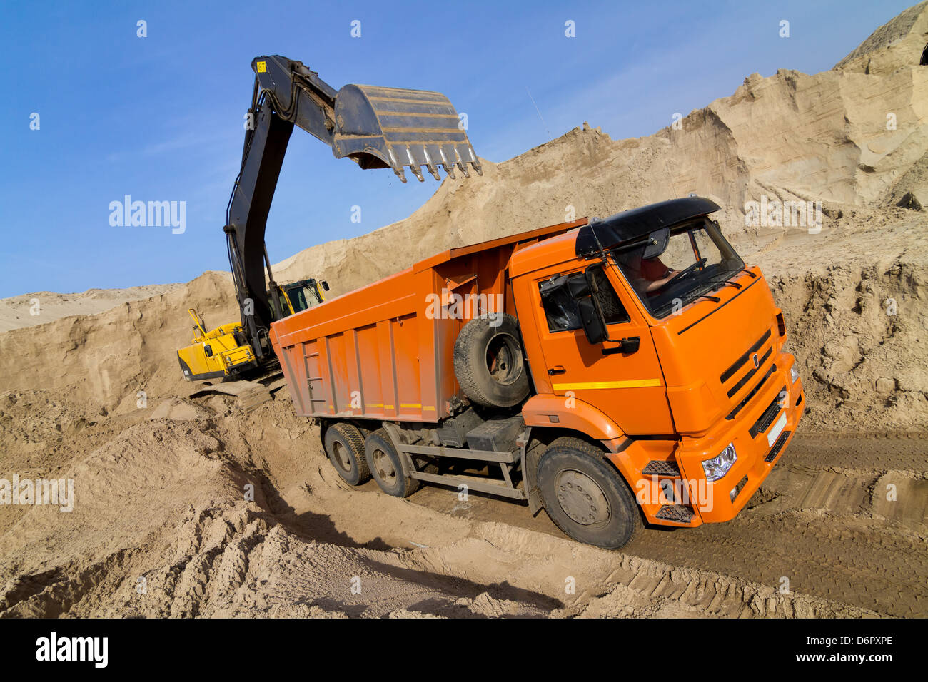 Excavator loading dumper truck extreme hi-res stock photography and ...
