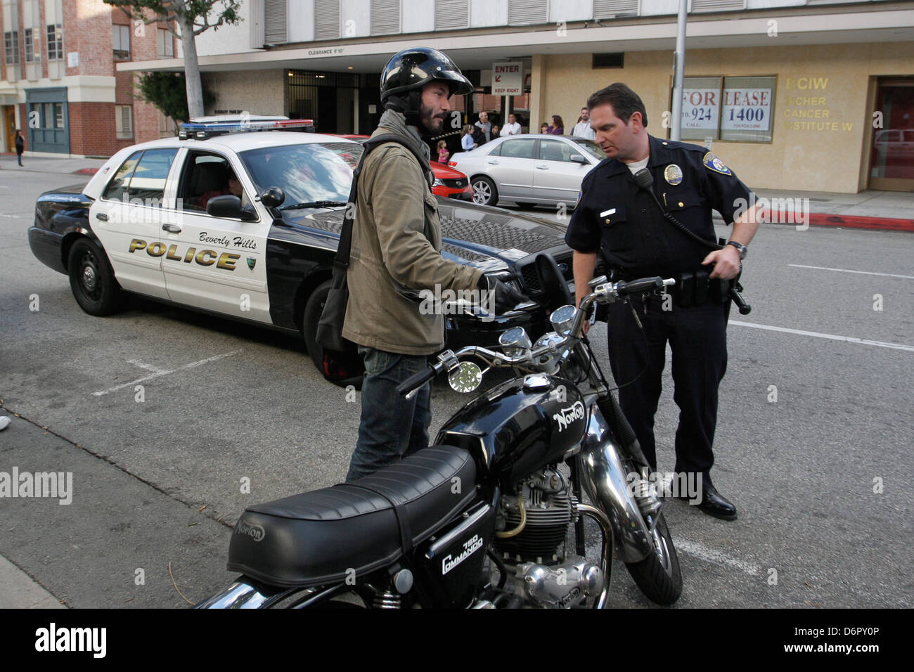 Keanu Reeves speaking with a Beverly Hills Police officer about the ...