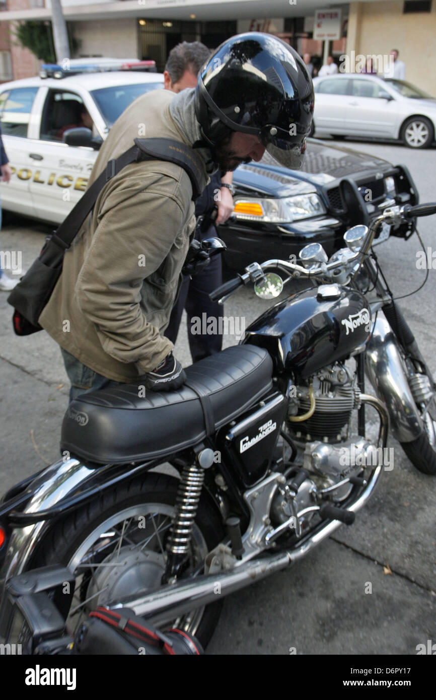 Keanu Reeves speaking with a Beverly Hills Police officer about the ...