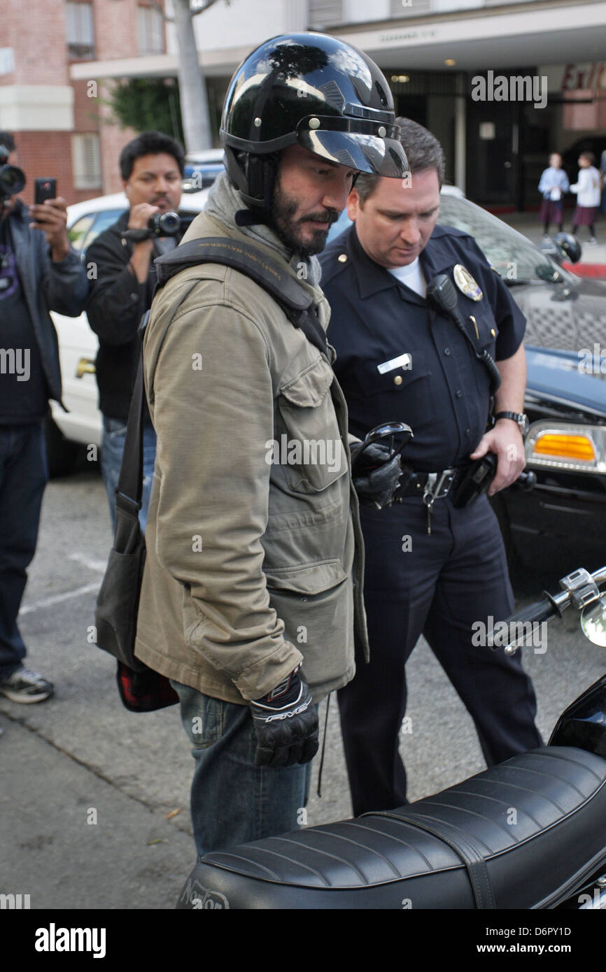 Keanu Reeves speaking with a Beverly Hills Police officer about the ...