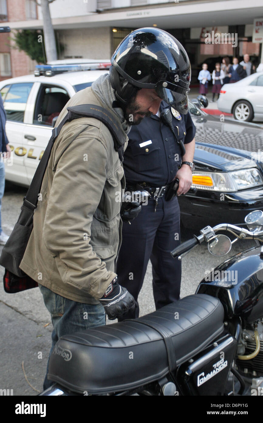 Keanu Reeves speaking with a Beverly Hills Police officer about the ...