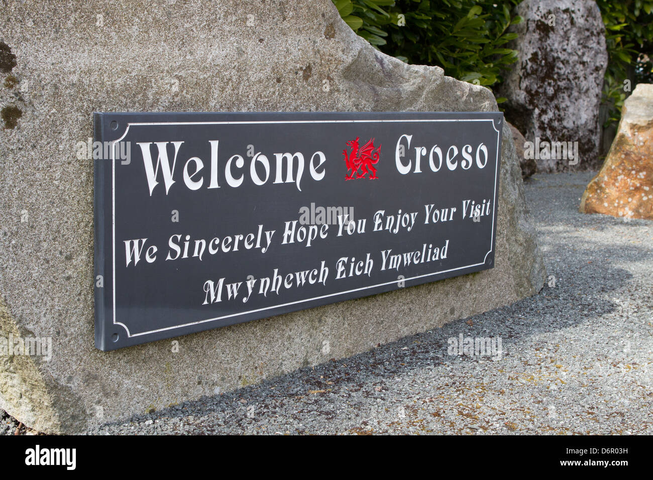 Welcome/Croeso sign in Welsh and English Stock Photo - Alamy