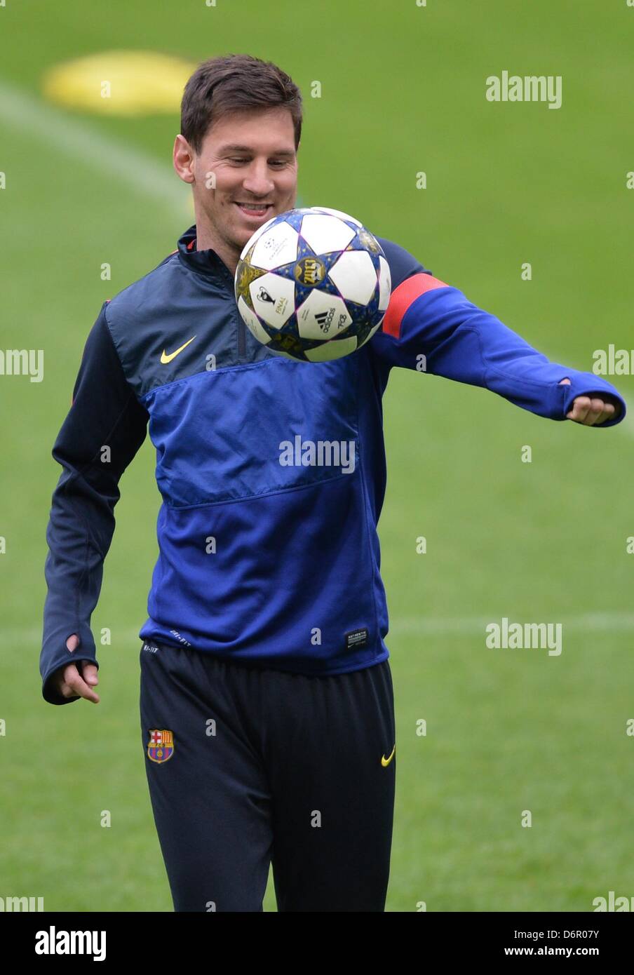 Fc barcelonas lionel messi juggles ball hi-res stock photography and ...