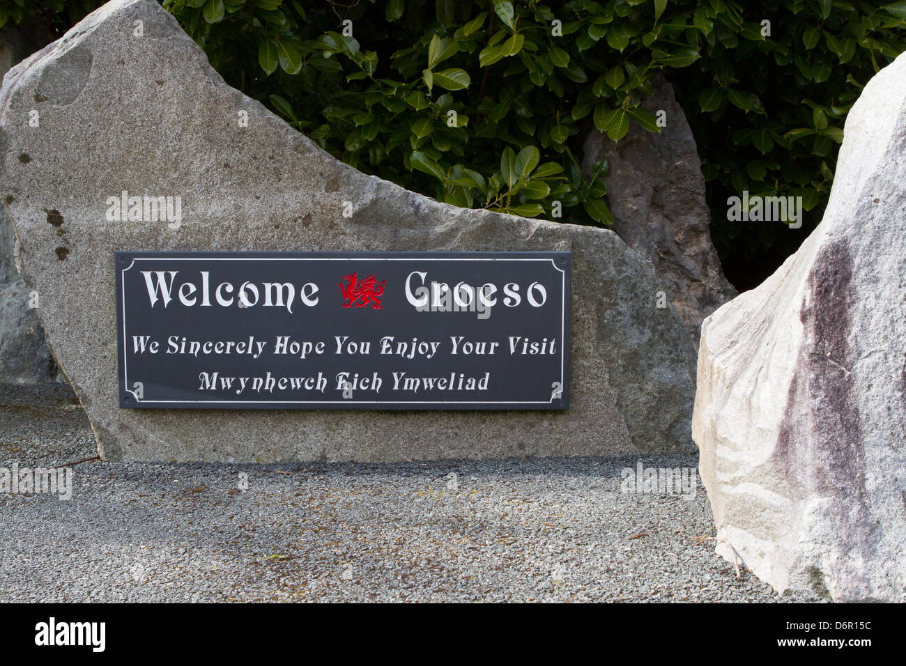 Welcome/Croeso sign in Welsh and English Stock Photo - Alamy