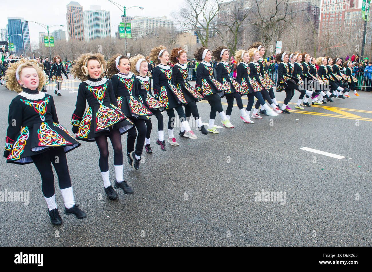 Irish dancers parade hi-res stock photography and images - Alamy
