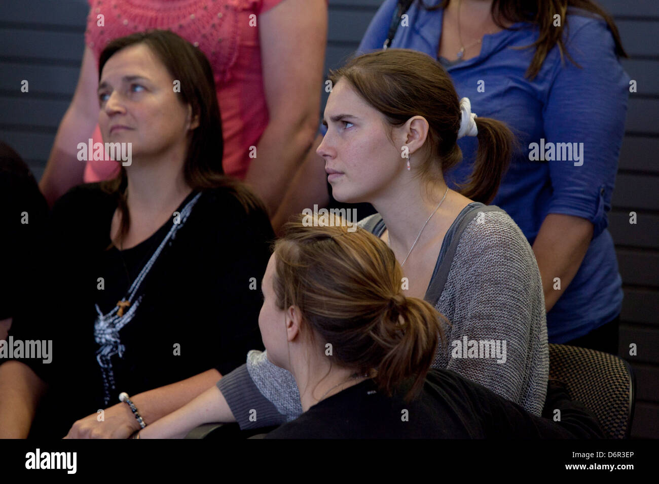 Amanda Knox surrounded by her family Amanda Knox addresses the media ...