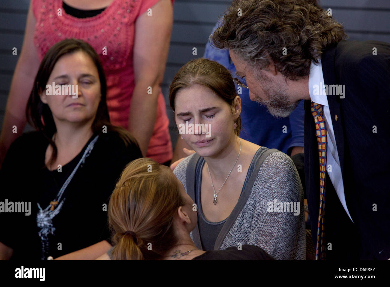 Amanda Knox surrounded by her family Amanda Knox addresses the media ...