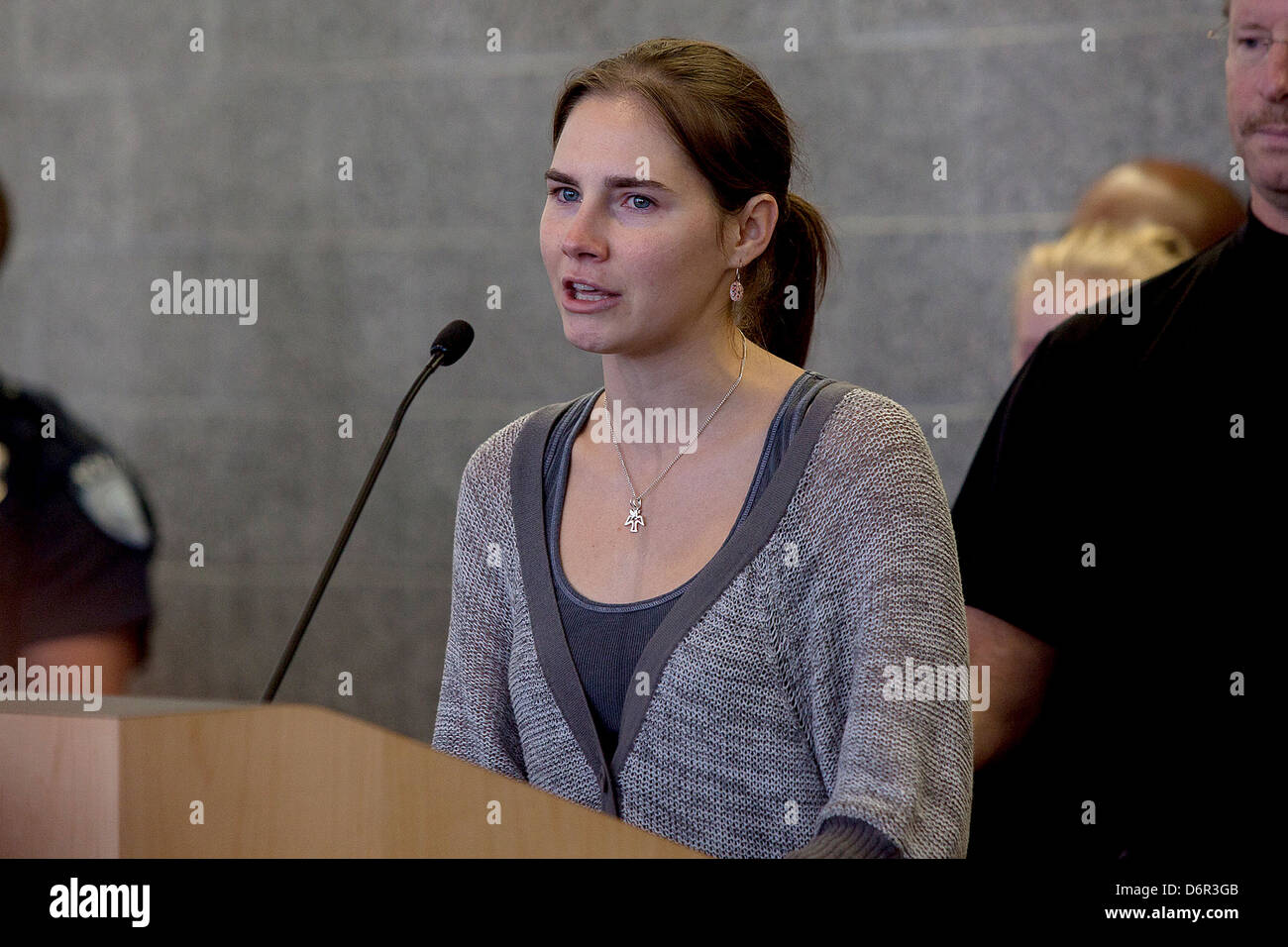Amanda Knox addresses the media for the first time during a press ...