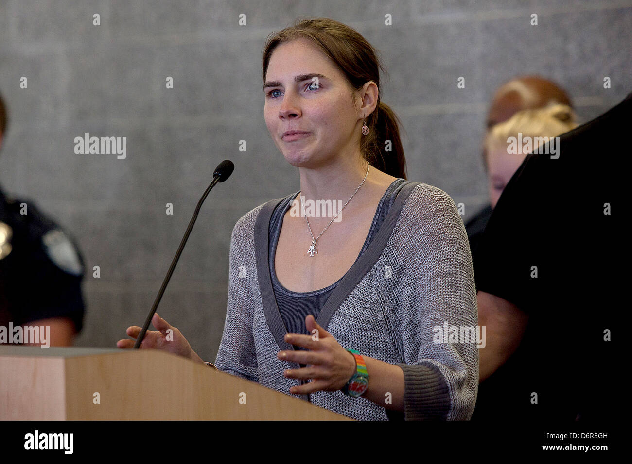 Amanda Knox addresses the media for the first time during a press ...