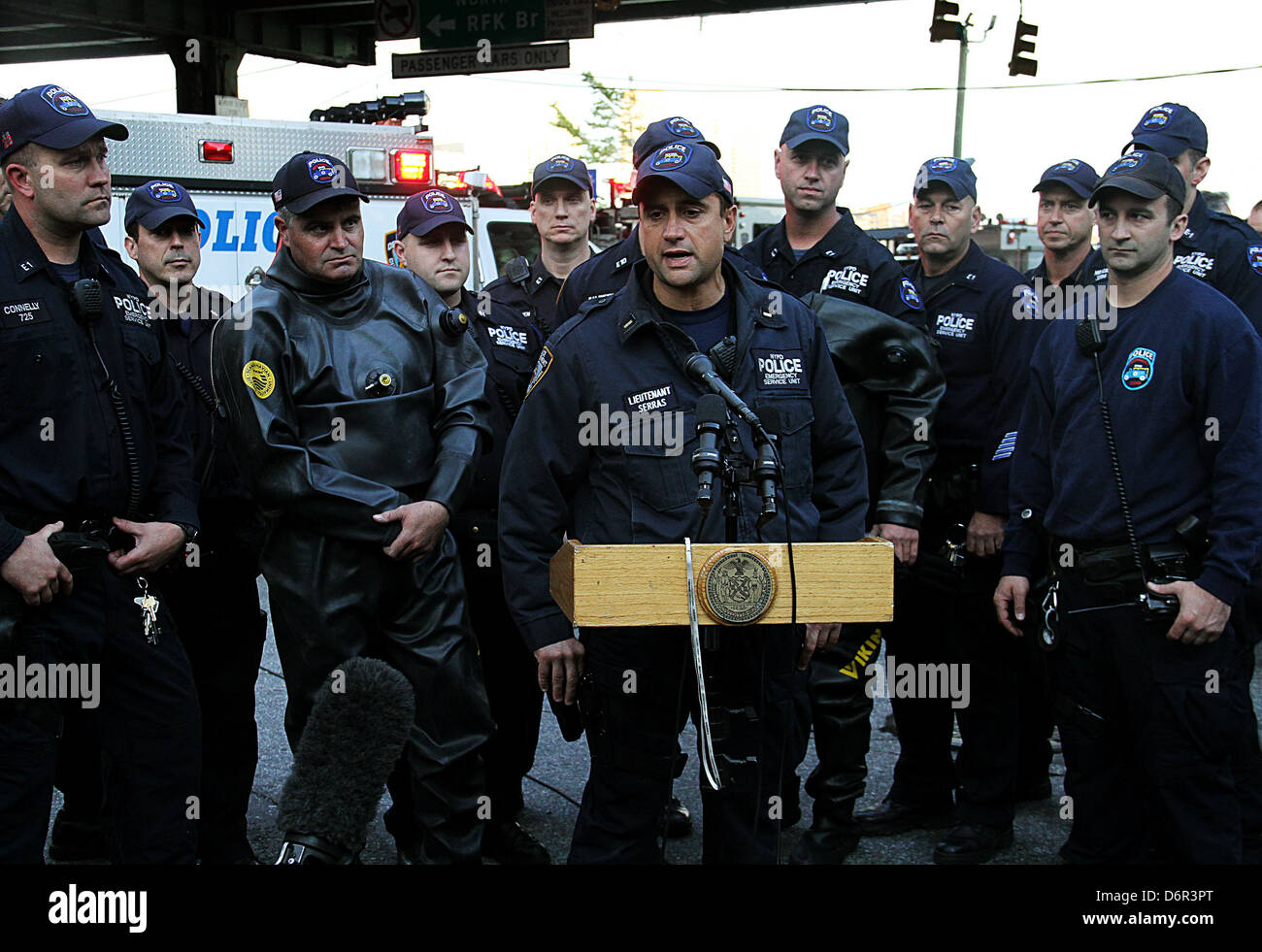 Nypd scuba team hi-res stock photography and images - Alamy