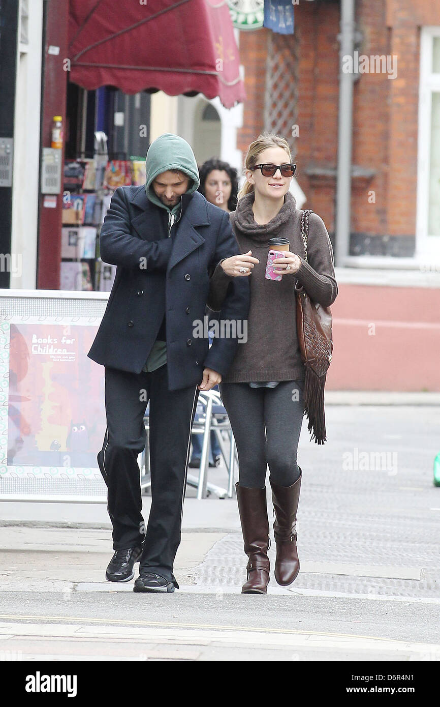 Kate Hudson and Matt Bellamy walking in Primrose Hill London, England ...
