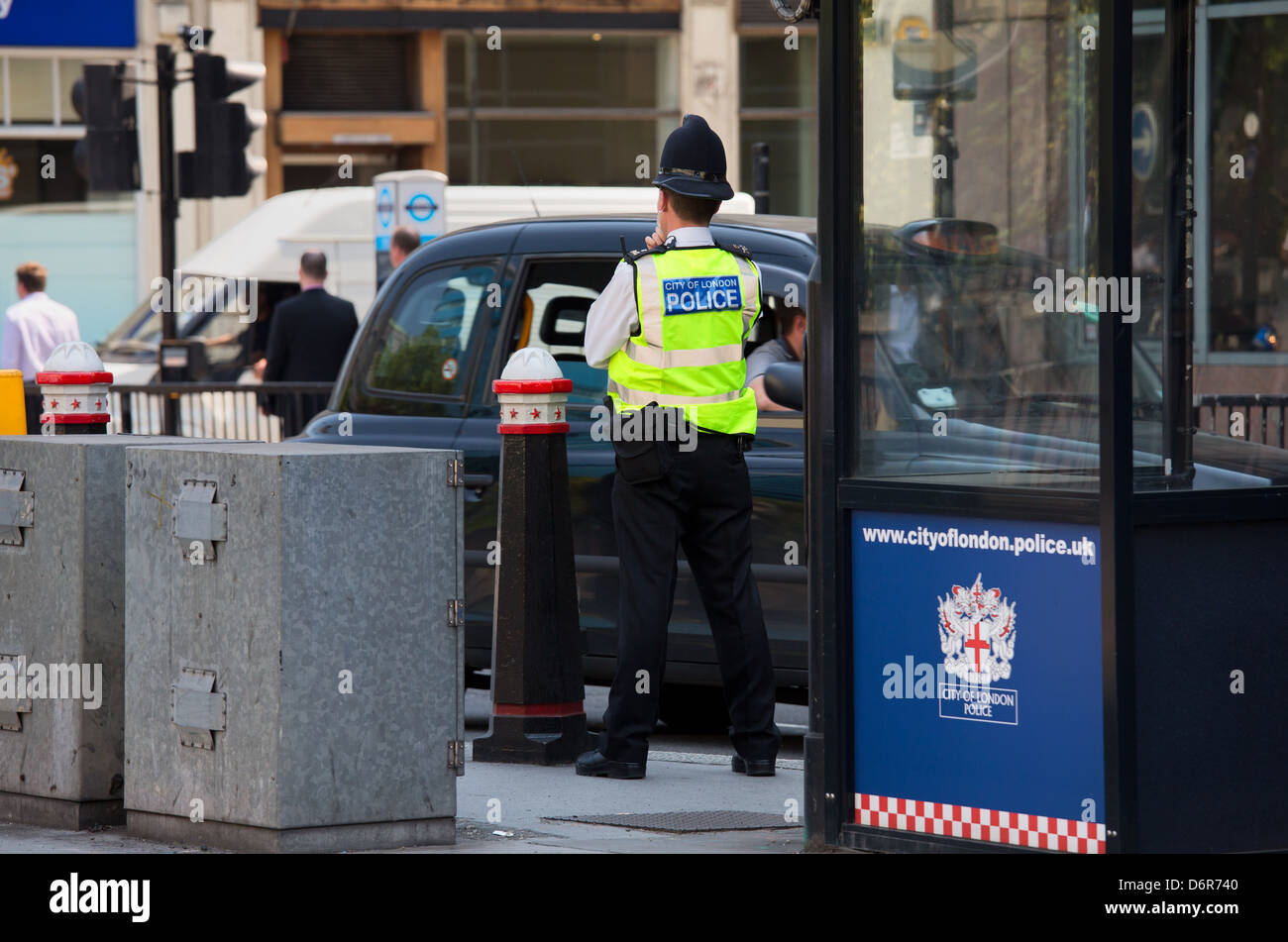 London, UK, Bobby the Metropolitan Police controlled traffic in the ...