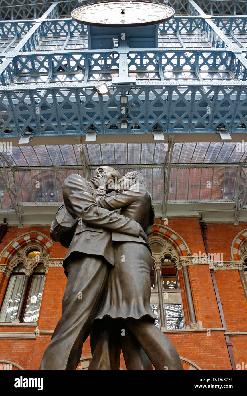 Meeting place statue at St Pancras International Train Station London ...
