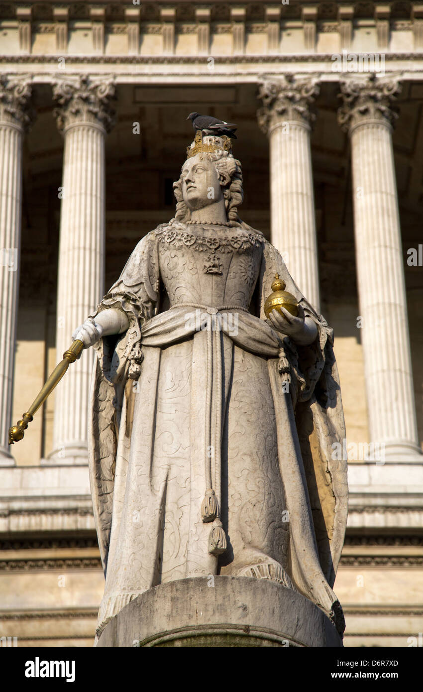 London, UK, statue of Queen Anne in front of St Paul's Cathedral Stock ...
