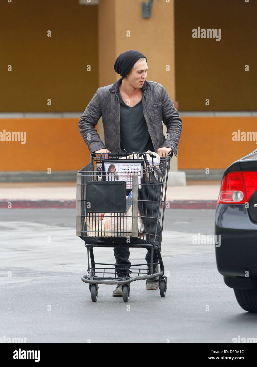 Austin Butler pushes a trolley back to his car after shopping at Ralphs ...