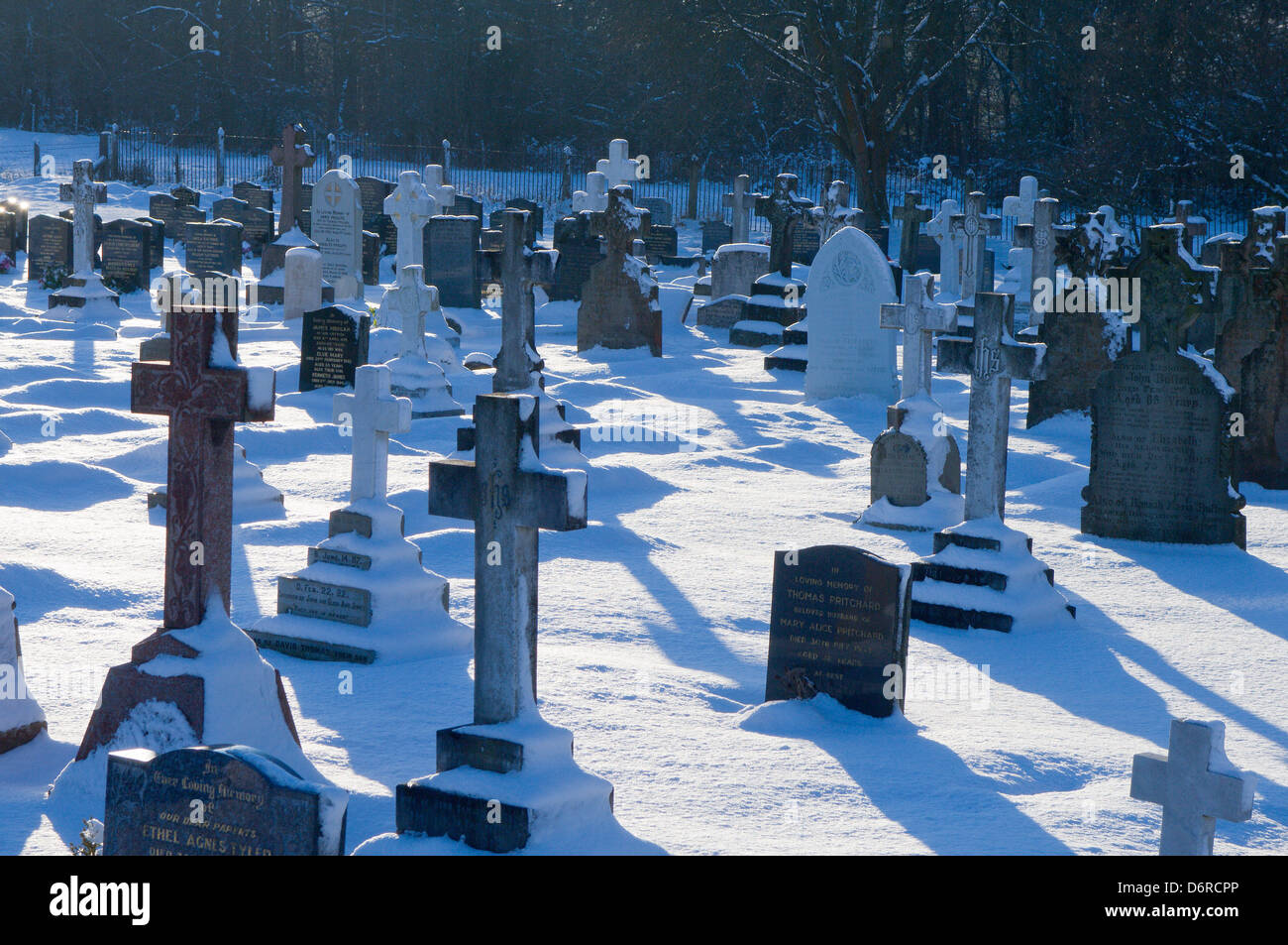 Snow on grave hi-res stock photography and images - Alamy