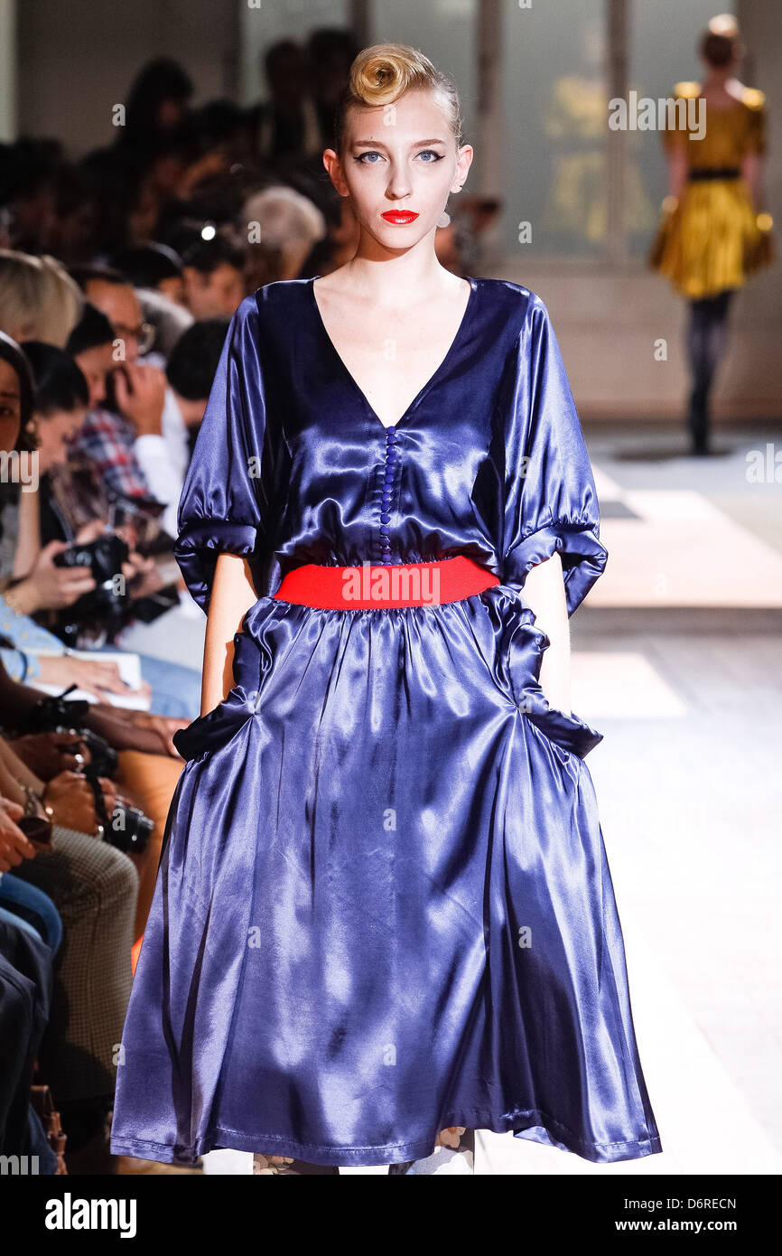 Model Paris Fashion Week Spring/Summer 2012 Ready To Wear - Limi Feu ...