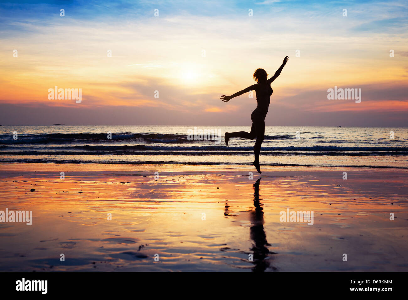Silhouette jumping beach hi-res stock photography and images - Alamy