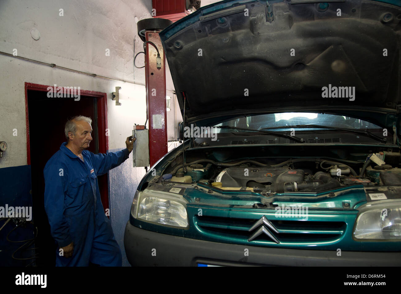 The inside of a mechanic workshop hi-res stock photography and images ...