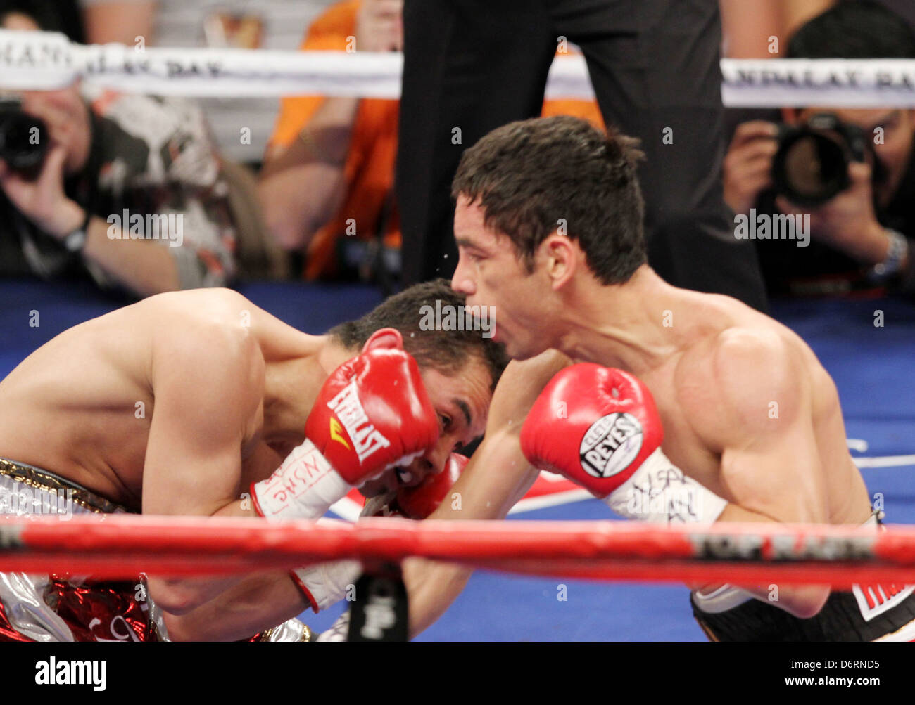 Nonito Donaire of the Philippines knocks out Fernando Montiel of Mexico ...