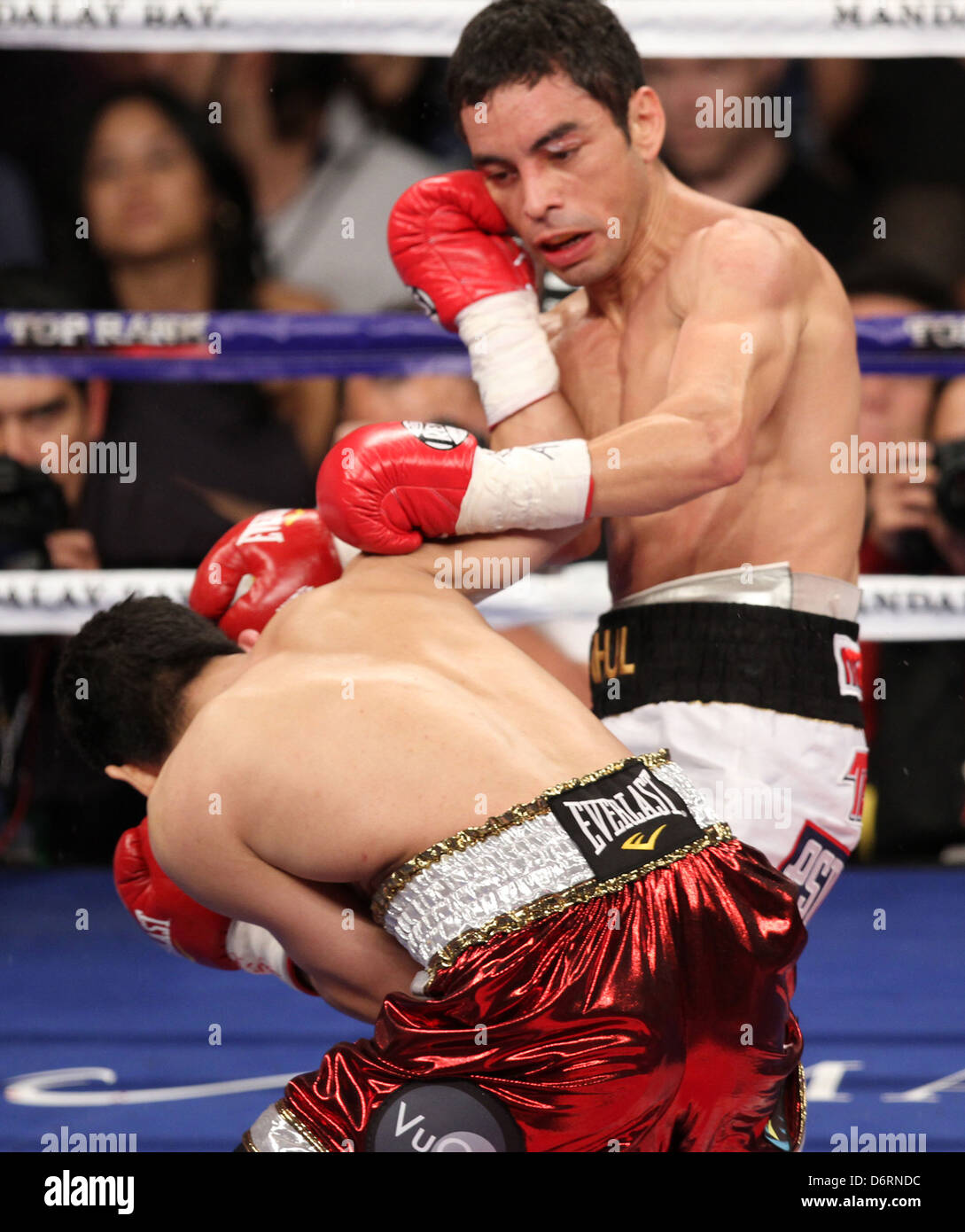 Nonito Donaire of the Philippines knocks out Fernando Montiel of Mexico ...