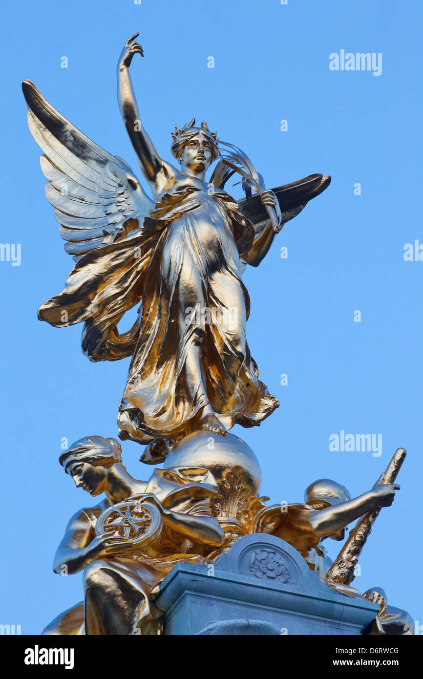 UK, London, Buckingham Palace, Queen Victoria Memorial Statue, Peace ...