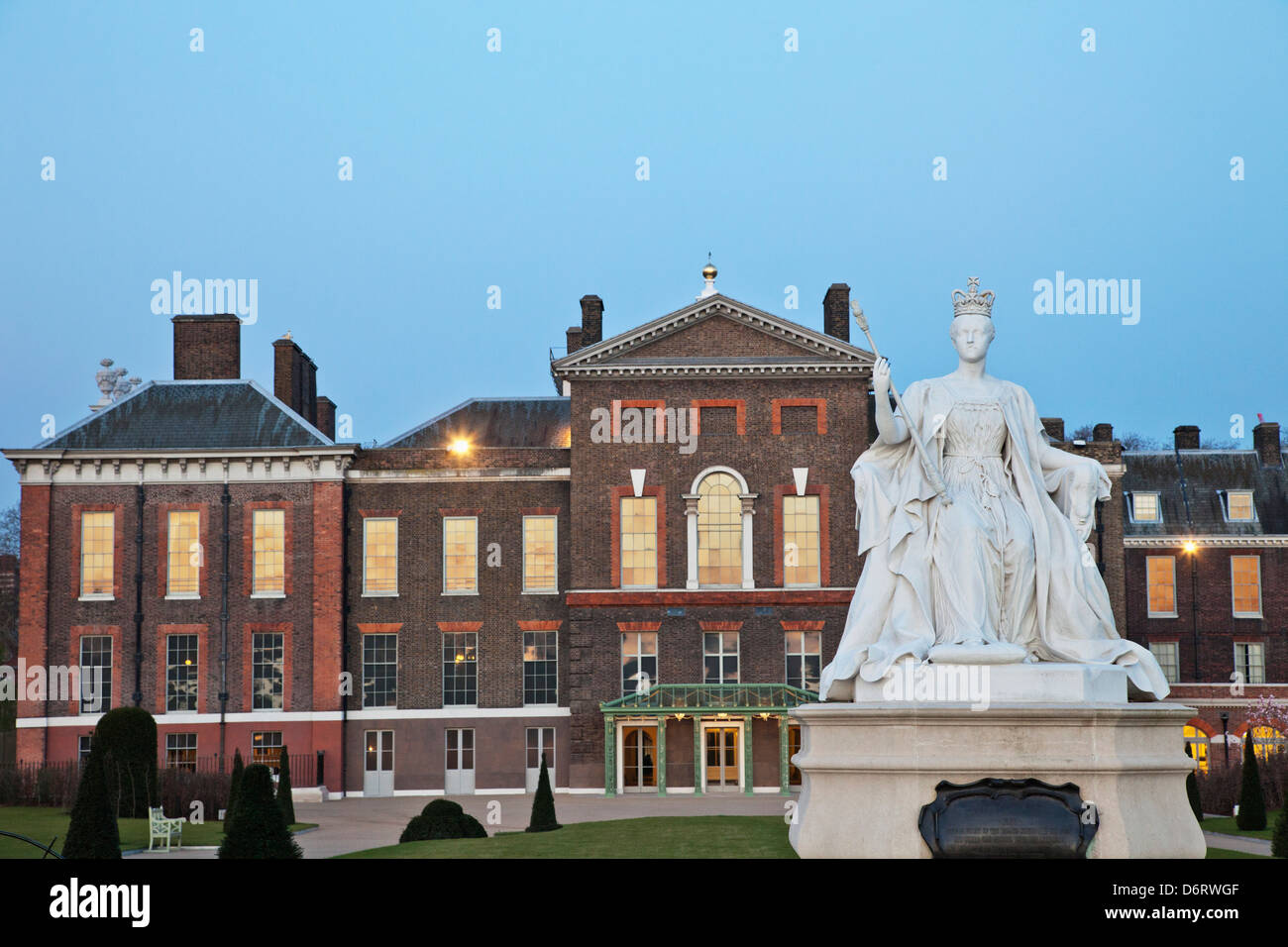UK, London, Kensington, Queen Victoria Statue and Kensington Palace ...