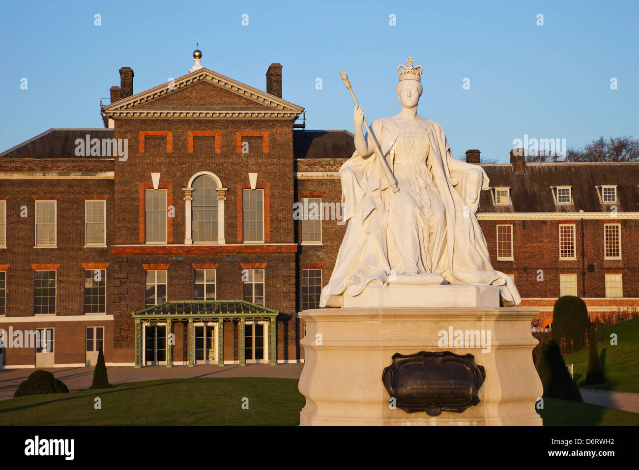 UK, London, Kensington, Queen Victoria Statue and Kensington Palace ...