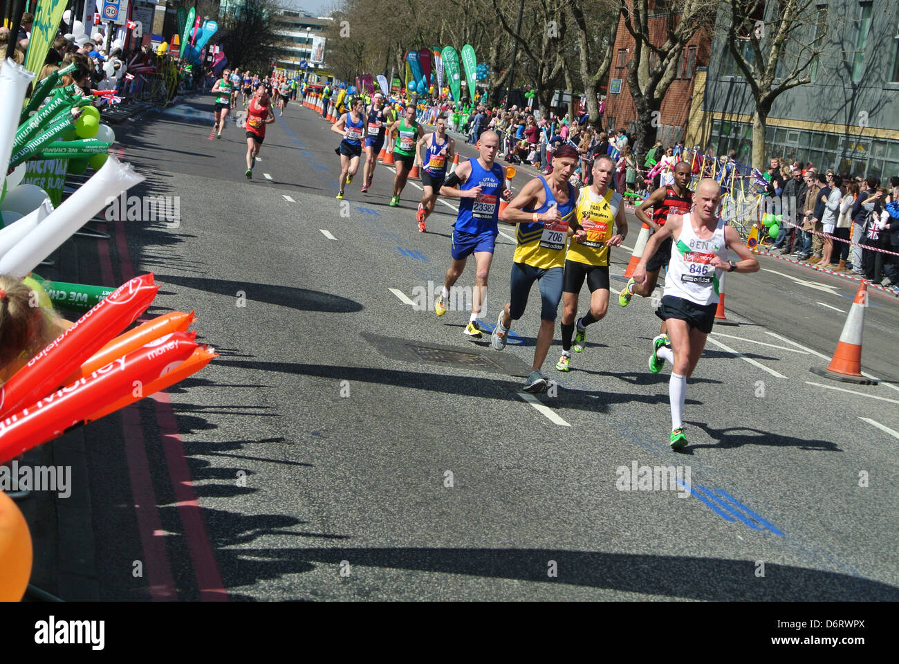 London Marathon, Runners, blue road markings Stock Photo - Alamy