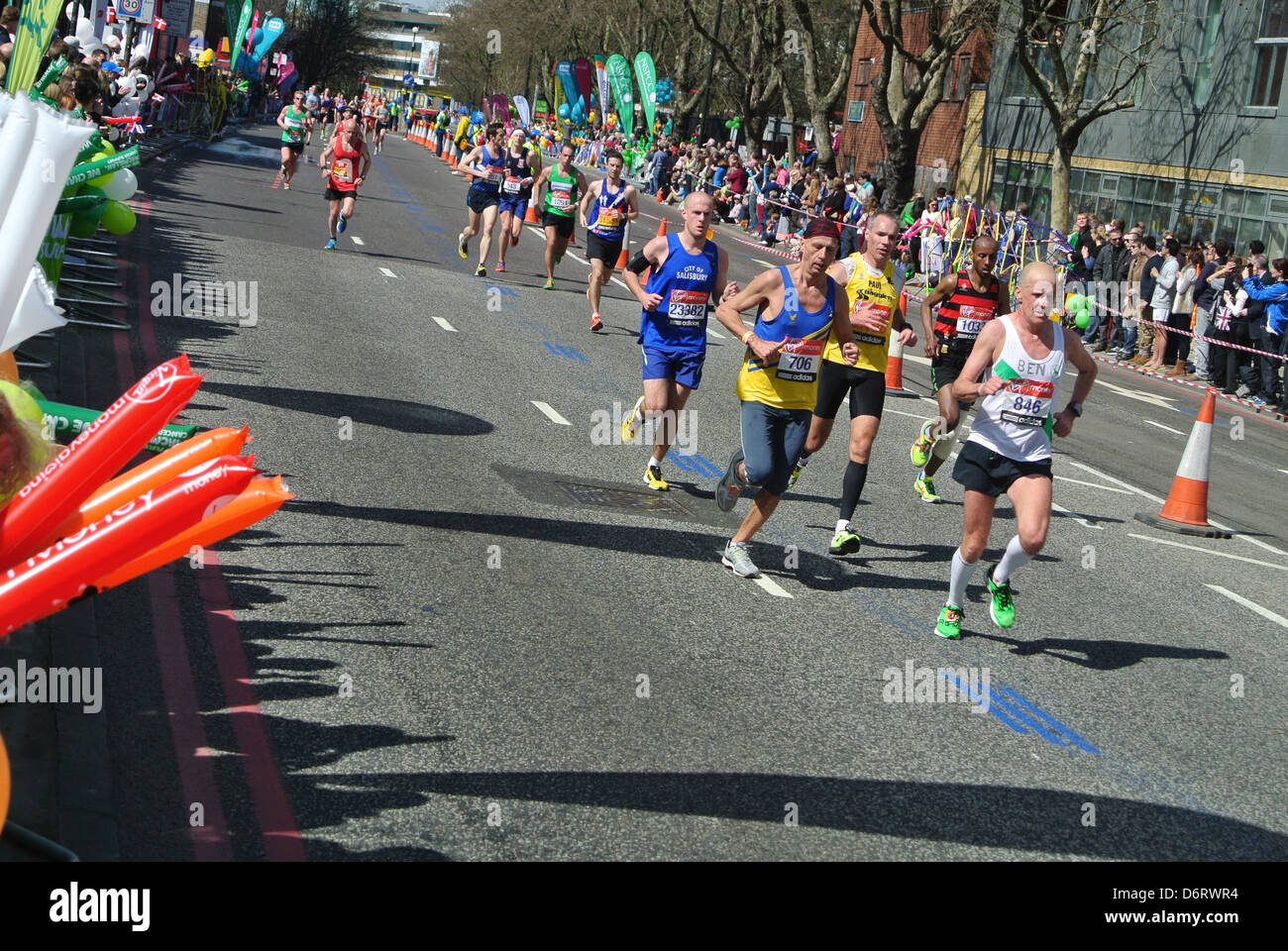 London Marathon, Runners, blue road markings Stock Photo - Alamy