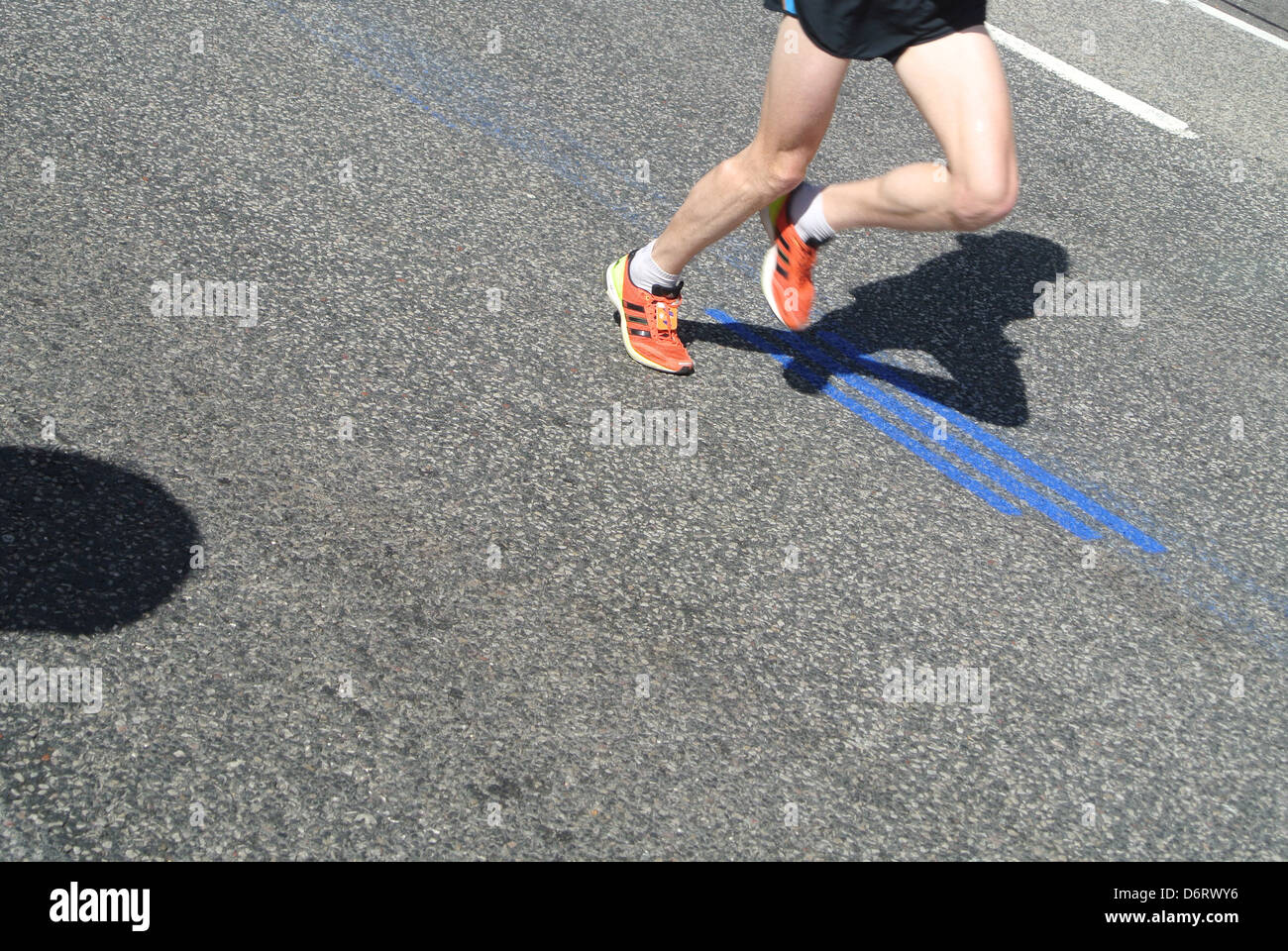 London Marathon runners, blue marks Stock Photo - Alamy