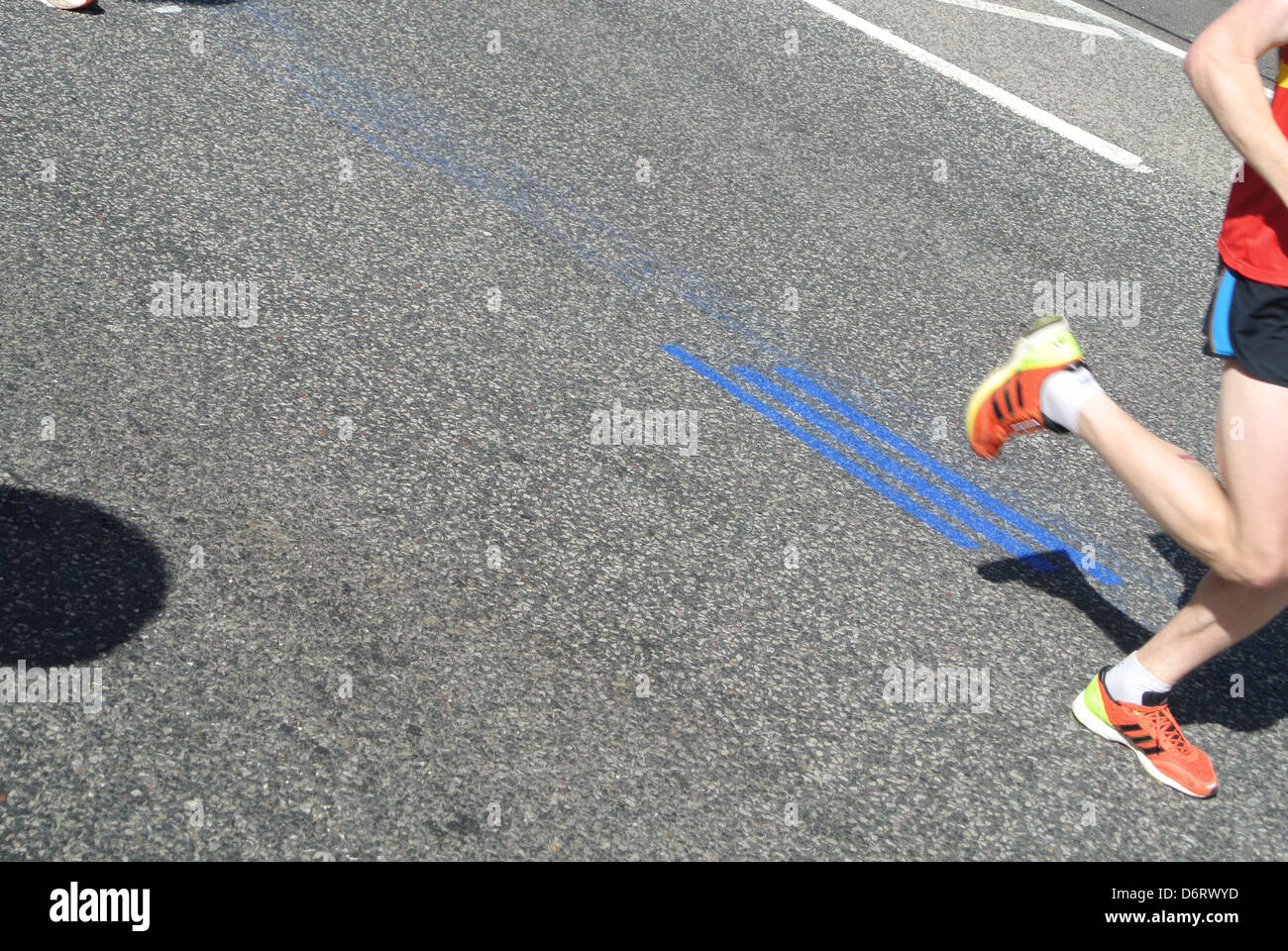 London Marathon runners, blue marks Stock Photo - Alamy