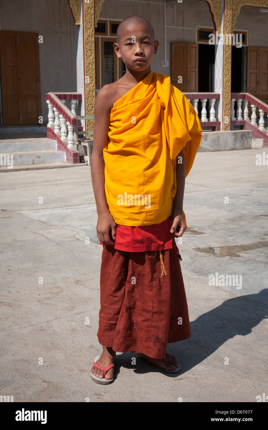 Buddhist monk wearing red hi-res stock photography and images - Alamy