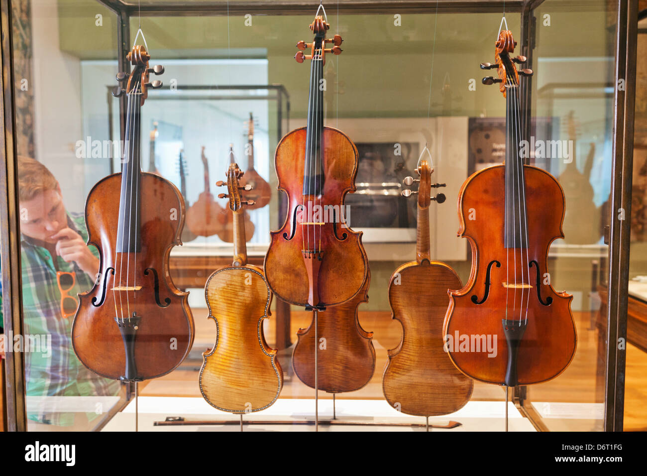 England, Oxfordshire, Oxford, Ashmolean Museum, Violin Exhibit Stock ...