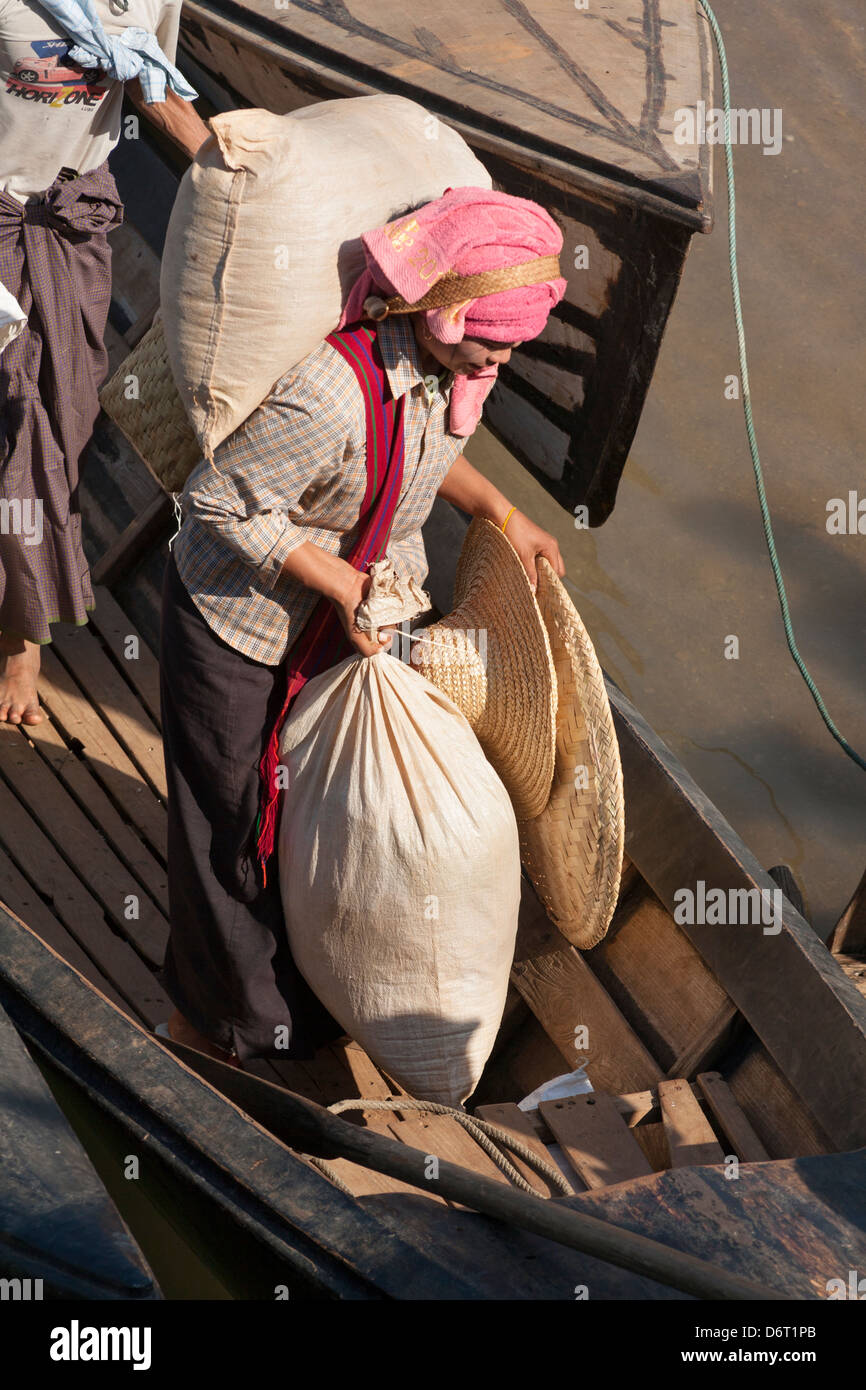 Come woman with shopping homecoming hi-res stock photography and images ...