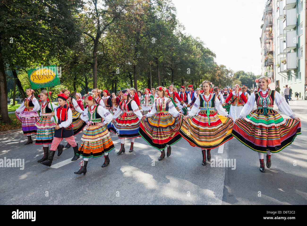Germany traditional costume dancing hi-res stock photography and images ...