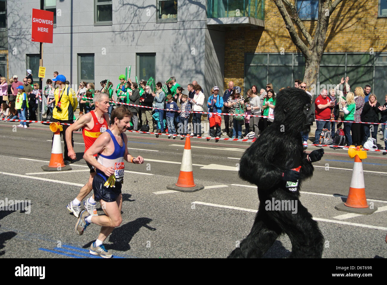 London Marathon runners, gorilla fancy dress Stock Photo - Alamy