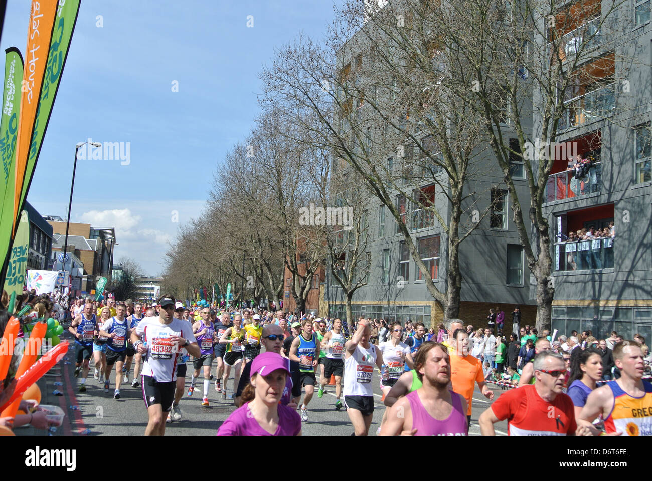 Runner and supporters at the London Marathon Stock Photo - Alamy