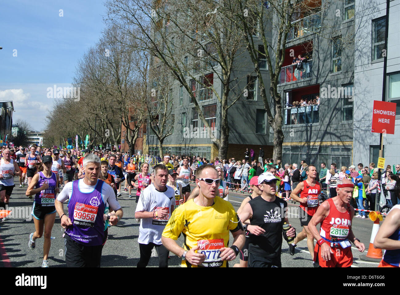 Runner and supporters at the London Marathon Stock Photo - Alamy