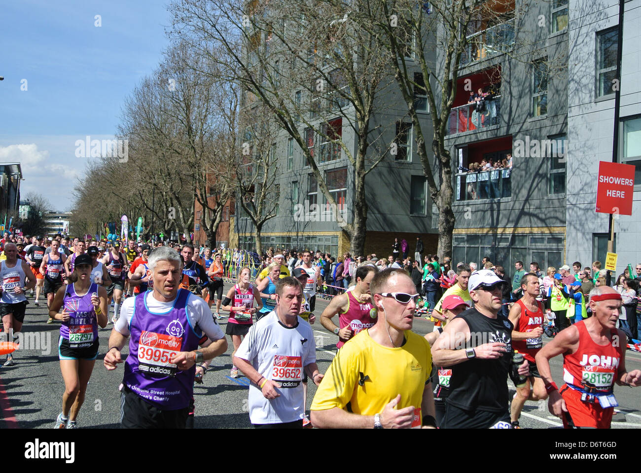 Runner and supporters at the London Marathon Stock Photo - Alamy