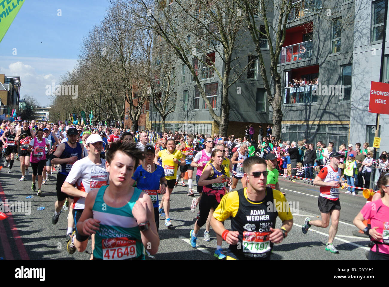 Runner and supporters at the London Marathon Stock Photo - Alamy