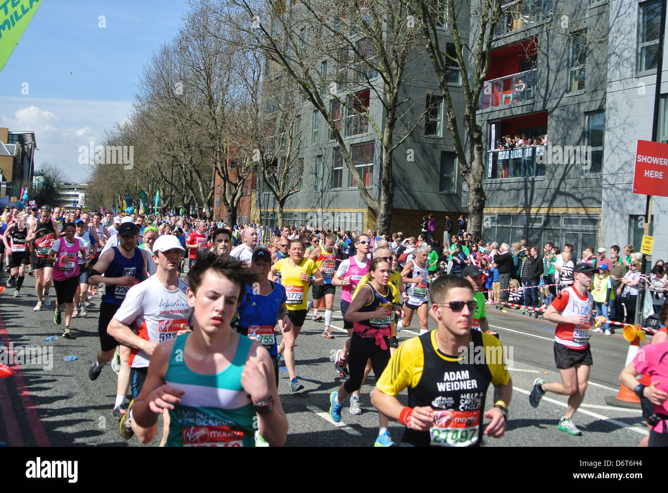 Runner and supporters at the London Marathon Stock Photo - Alamy