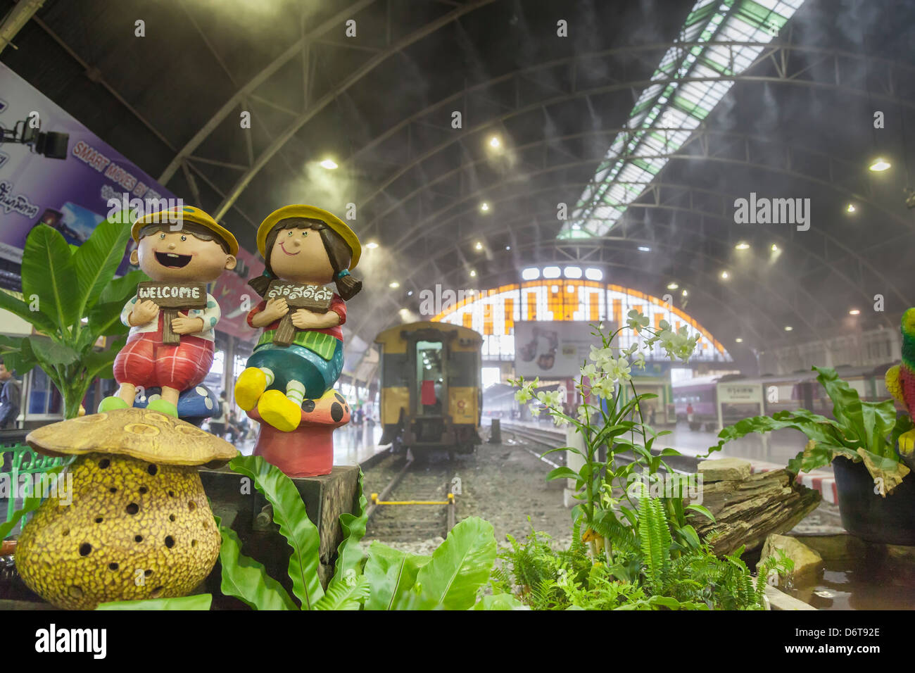 Welcome sculptures hi-res stock photography and images - Alamy