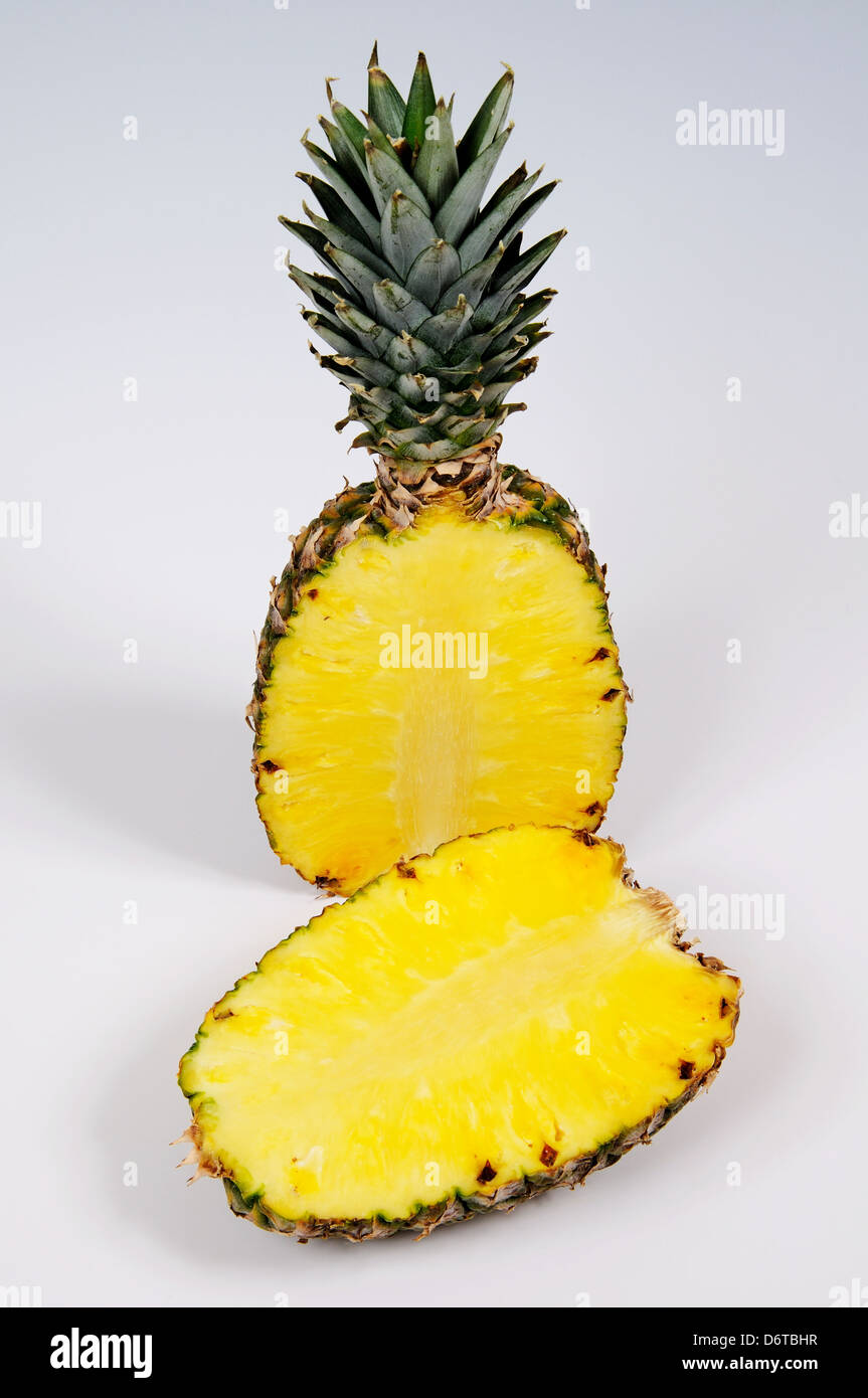 Pineapple cut in half hi-res stock photography and images - Alamy