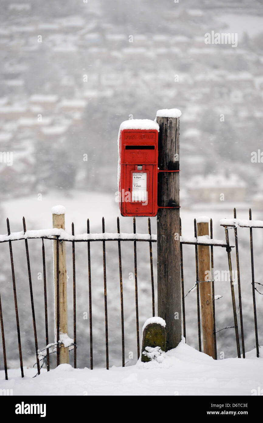 Snow village postbox uk hi-res stock photography and images - Alamy