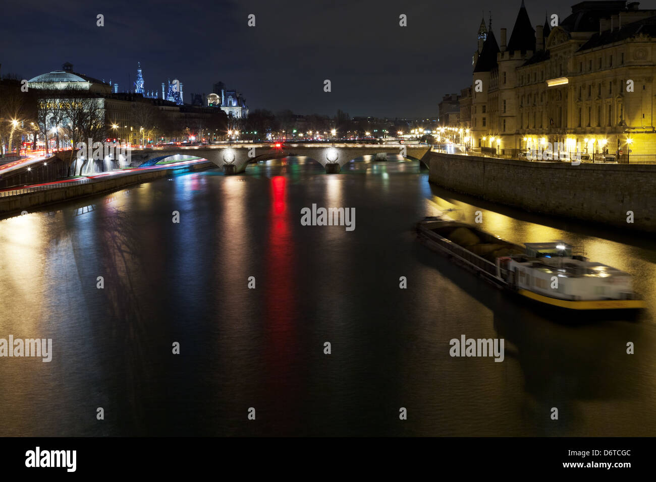 Conciergerie and river seine night boat hi-res stock photography and ...