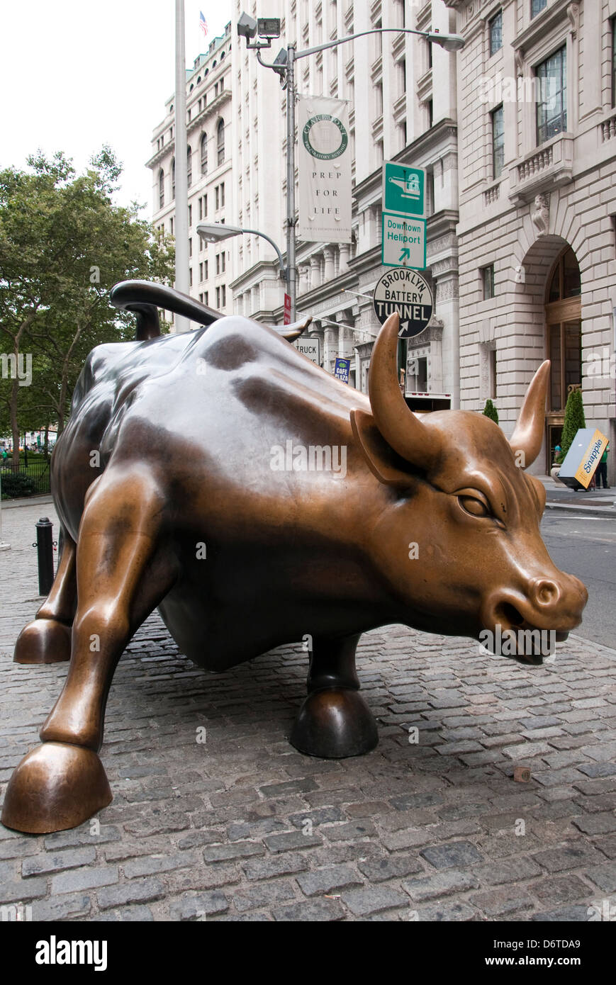 Big bull bronze sculpture hi-res stock photography and images - Alamy