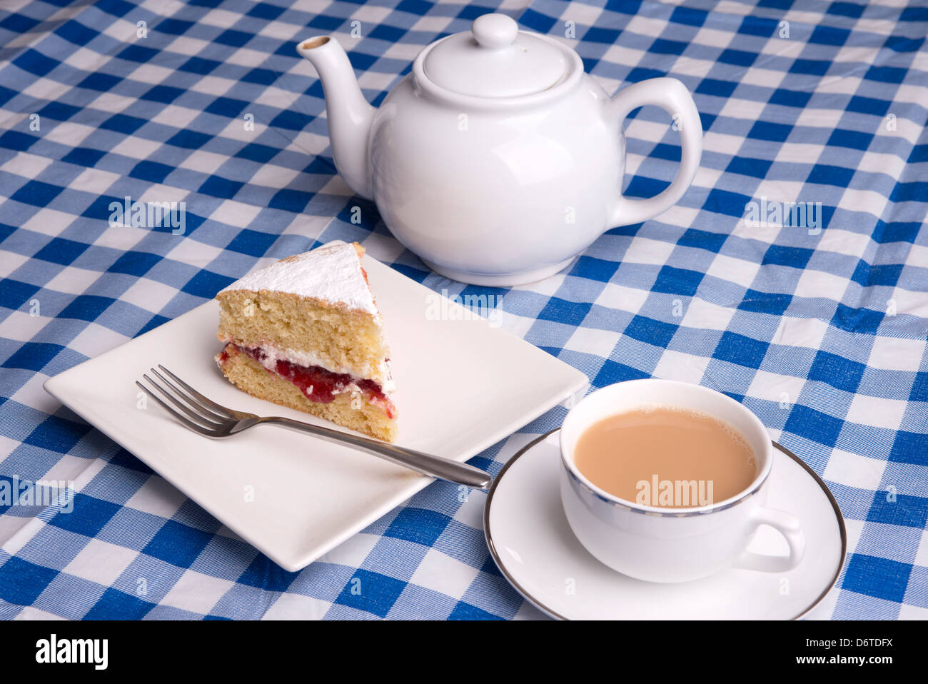 slice of victoria sponge cake and a pot of tea Stock Photo - Alamy