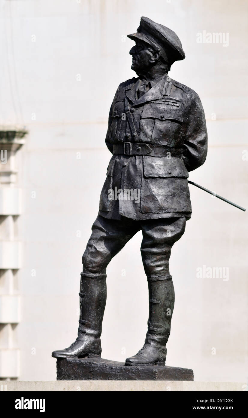 London, England, UK. Statue (1994; Ivor Roberts-Jones) of Viscount ...