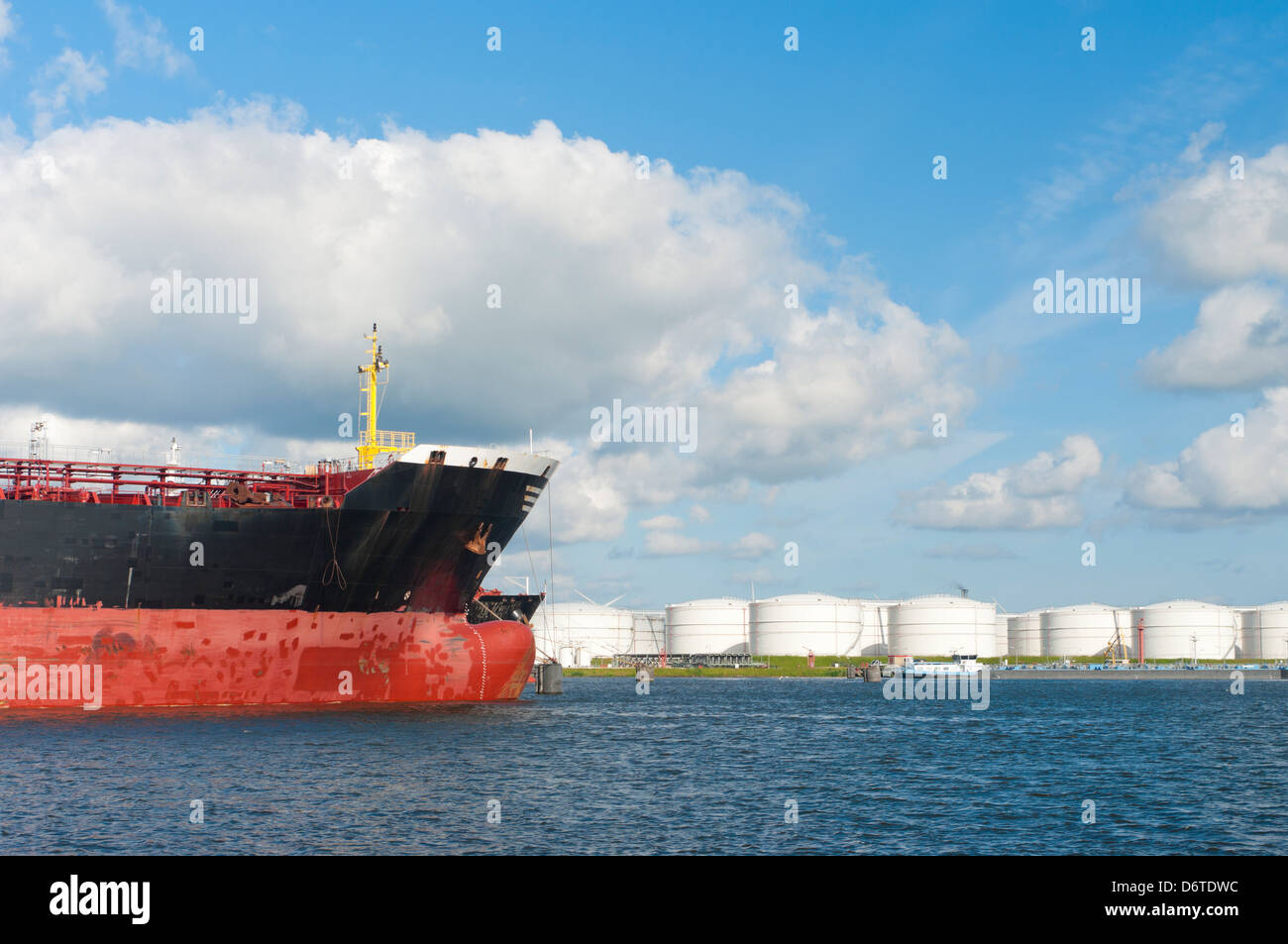 Oil and chemical tankers unloading hi-res stock photography and images ...